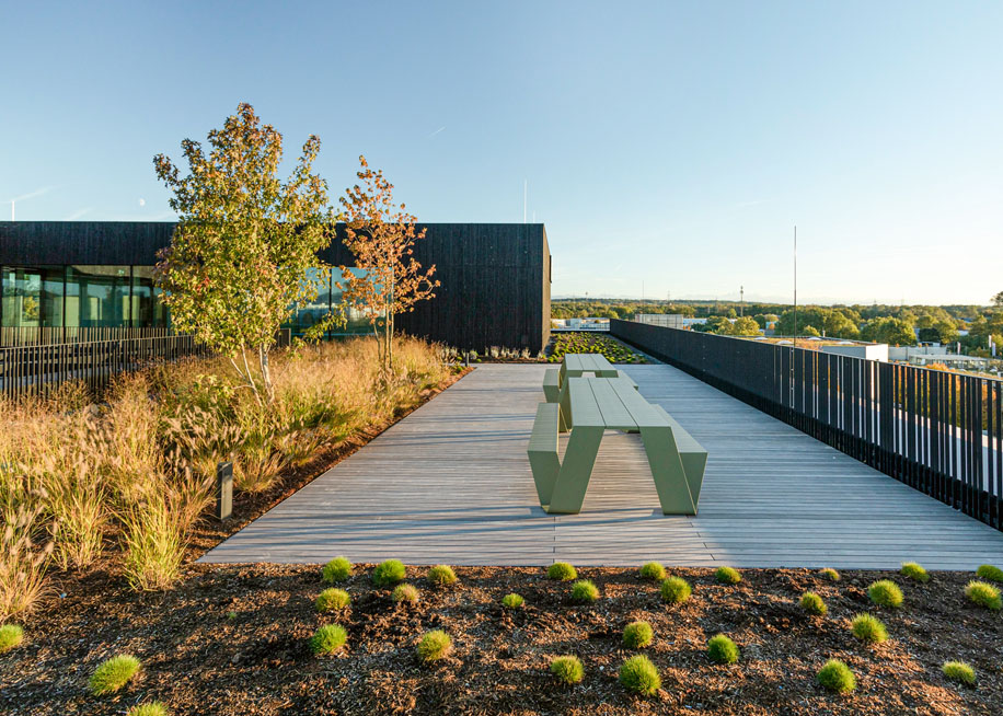 IN THE SQUARE - bestworkspaces.com